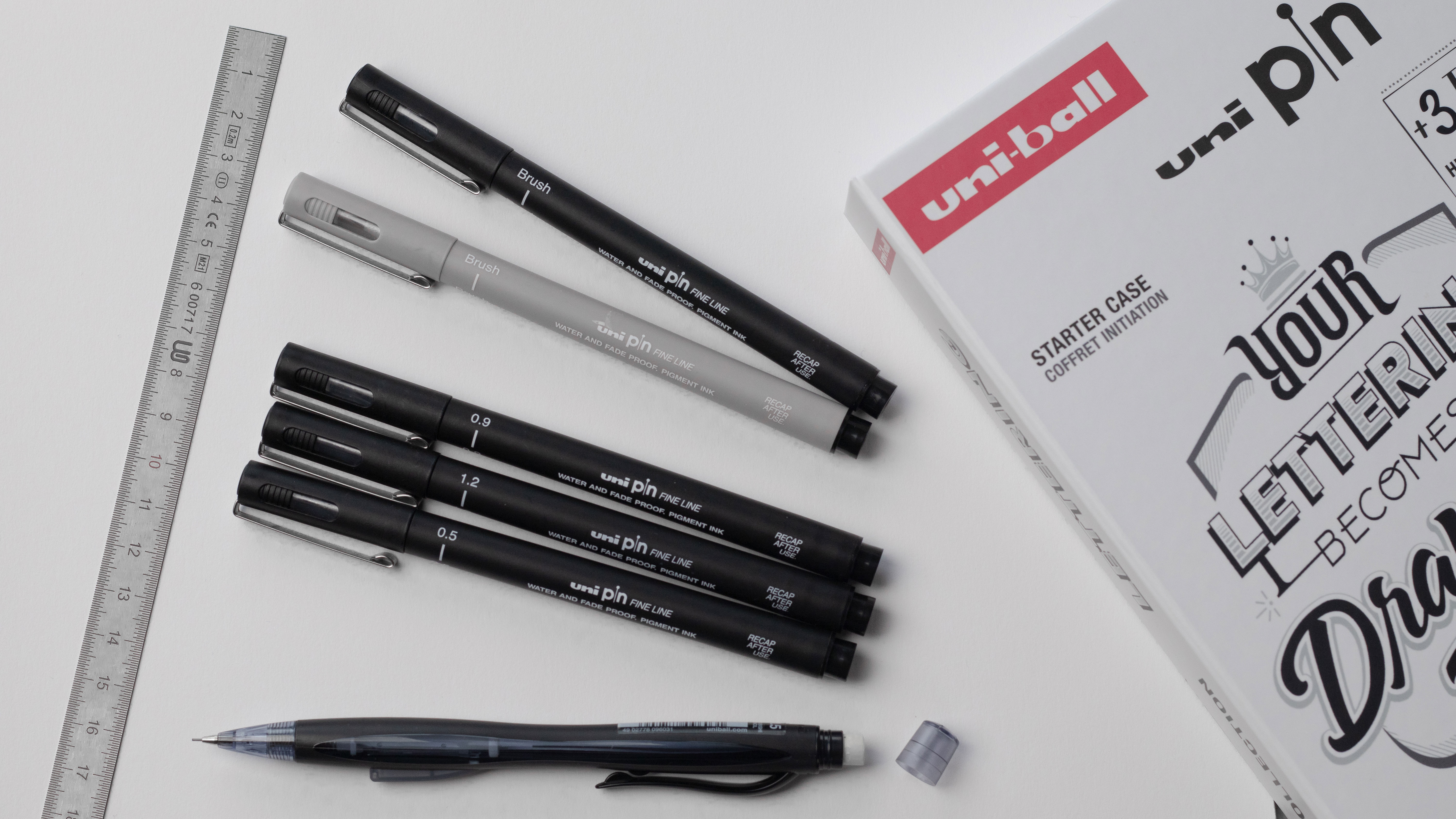 Make your very own composition thanks to the Uni-Pin Lettering Starter Kit